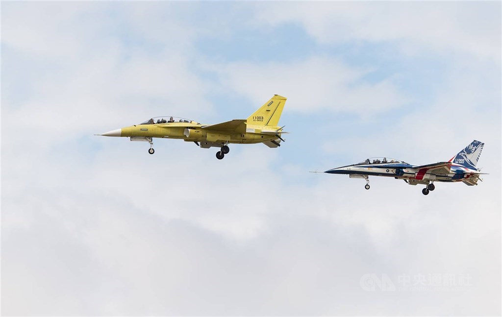 Taiwan's Air Force Receives Its First Indigenous T-5 Brave Eagle ...
