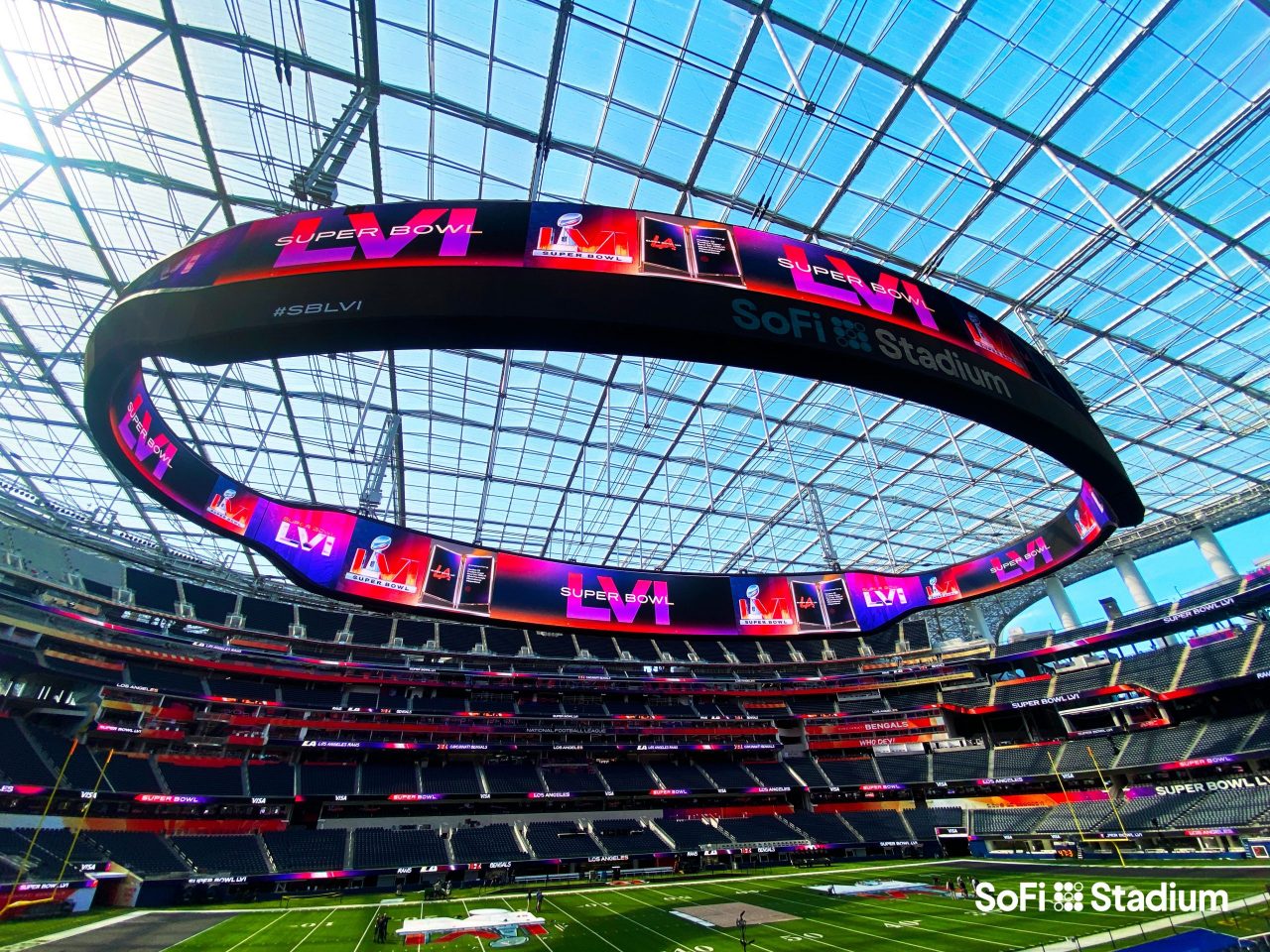 Hanging In Air: A Gigantic 1000-Ton 'Infinity Screen' Suspended Over ...