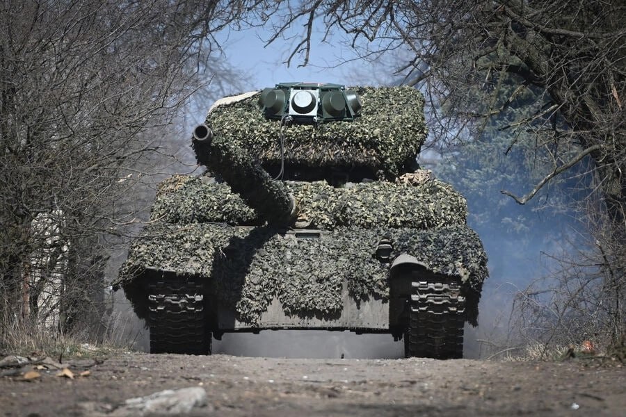 Russia Installs ‘Drone Jamming’ EW Pods On T-90M Tanks Amid Rising ...