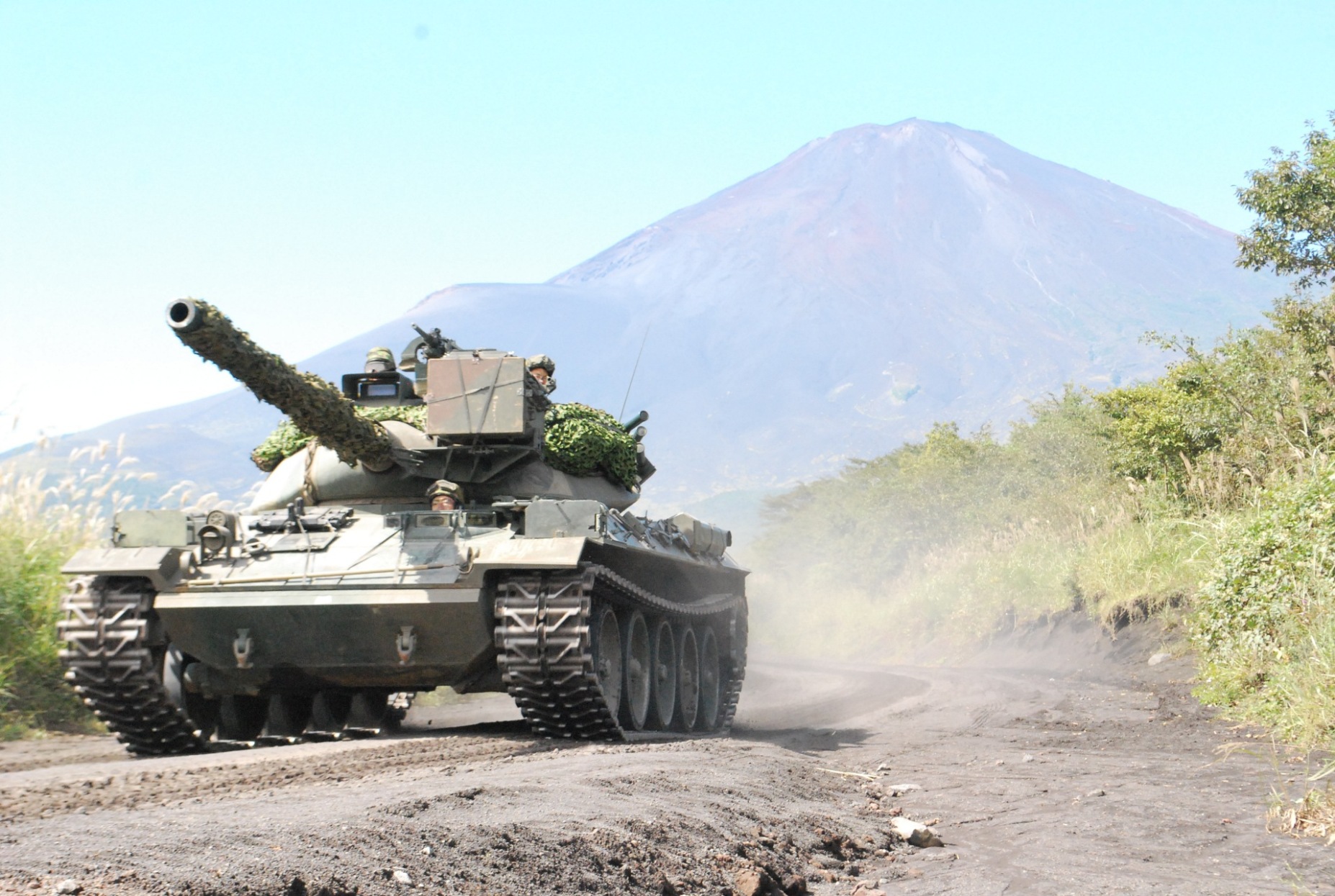 Japan Finally Retires Its 'White Elephant' Type-74 Tanks Thanks To ...