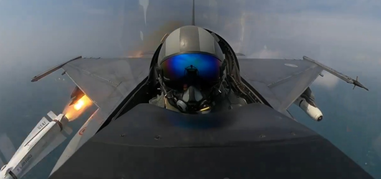 Taiwan Flaunts 'Viper Power'; Fires USAF Maverick Missiles From F-16 ...
