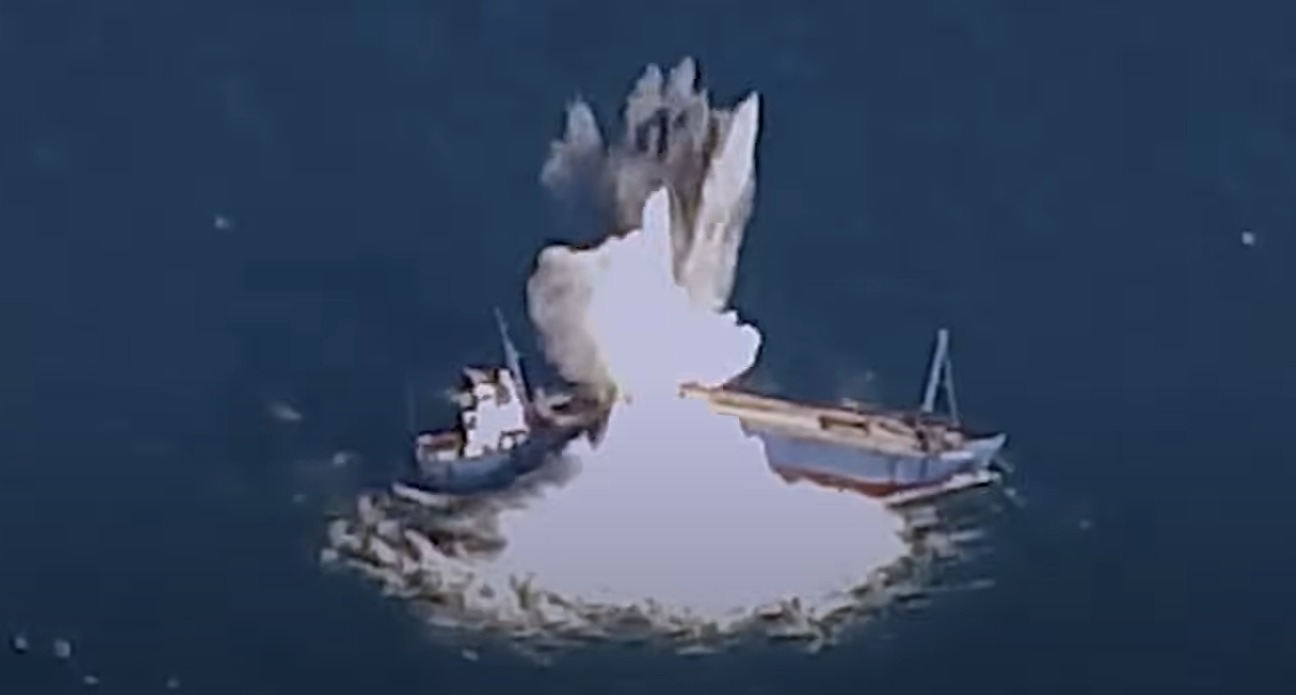 U.S B-2 Stealth Bomber Sinks 40,000 Ton Warship In Naval Drills Using A ...