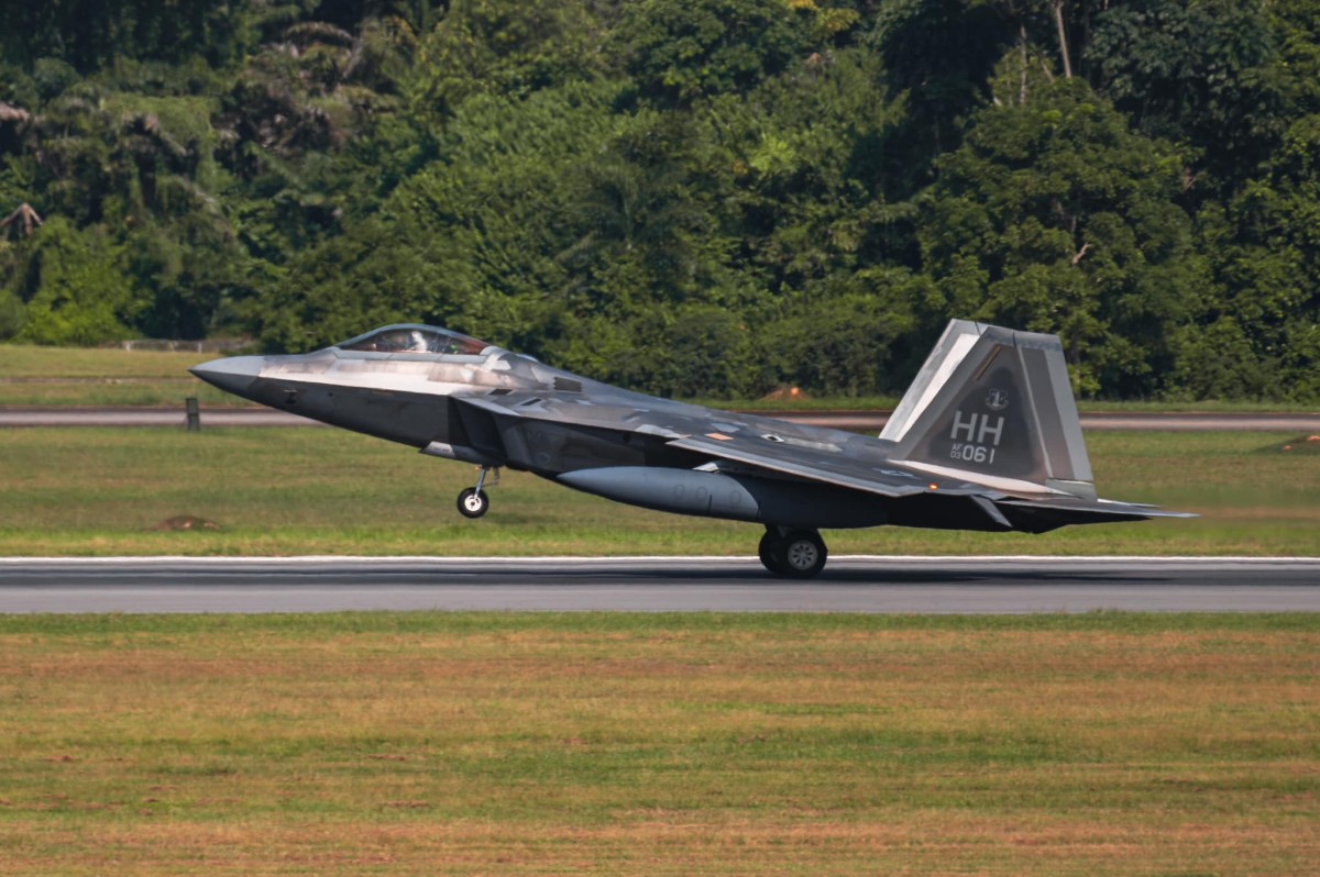 F-22 Raptors To Hold ‘Simulated Combat’ Over South China Sea; USAF ...