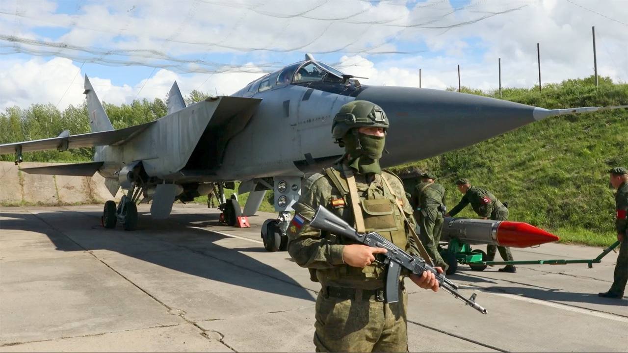 Russia Flaunts MiG-31 Interceptor With Nuclear-Tipped Air-To-Air ...