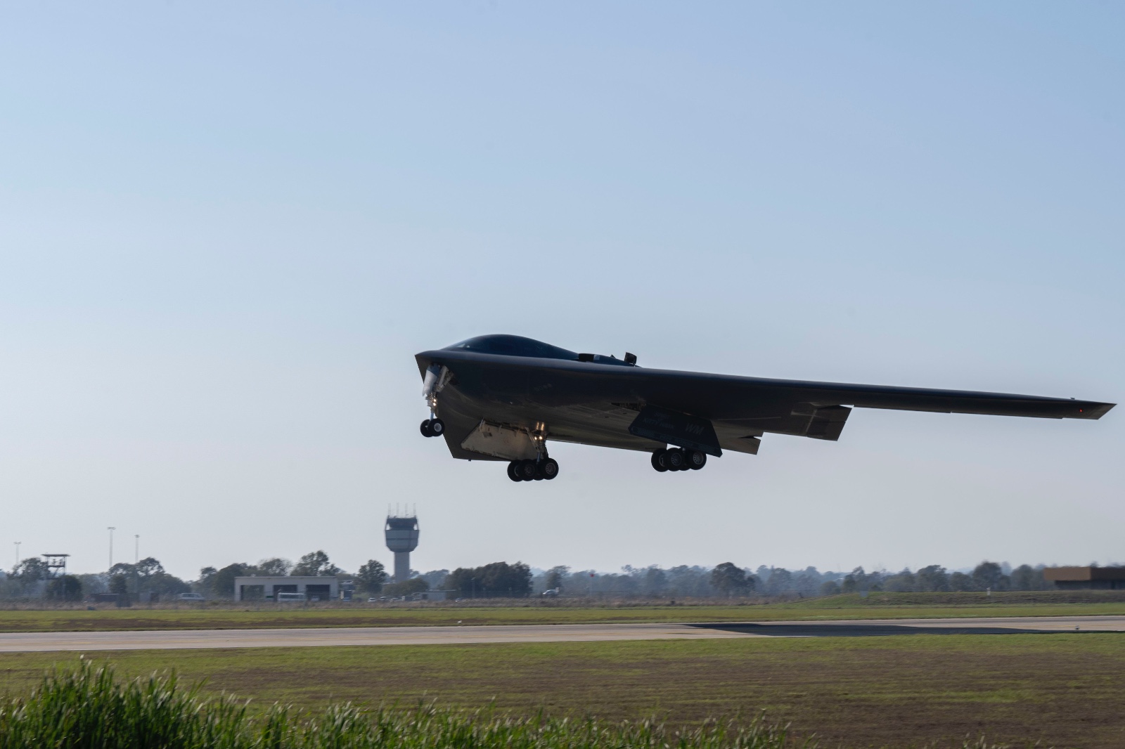 Stealth Power In Australia! U.S. B-2 Spirit Bombers 'Flex Muscles' Down ...