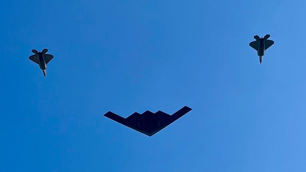 Etleboro.org - Stealthy Trio Of B-2 Spirit, F-22 Raptor & F-35 'Roar ...
